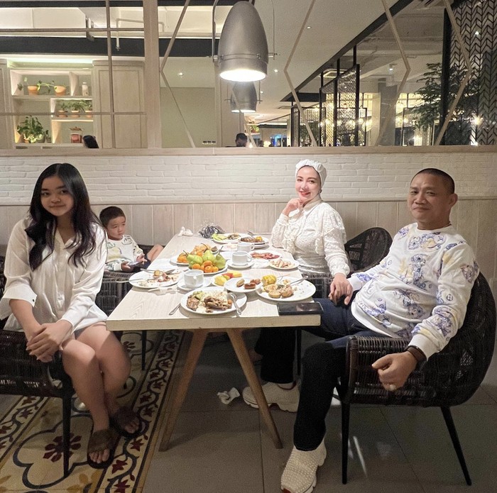 Bella Shofie Kompak Kulineran Bareng Keluarga, Ini Potret Manisnya