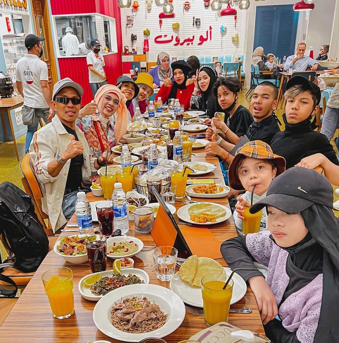 Keseruan Geni Faruk dan Suami saat Makan Bareng Besan