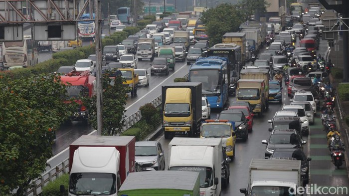Jalan MT Haryono-Tol Dalam Kota Macet Siang Ini