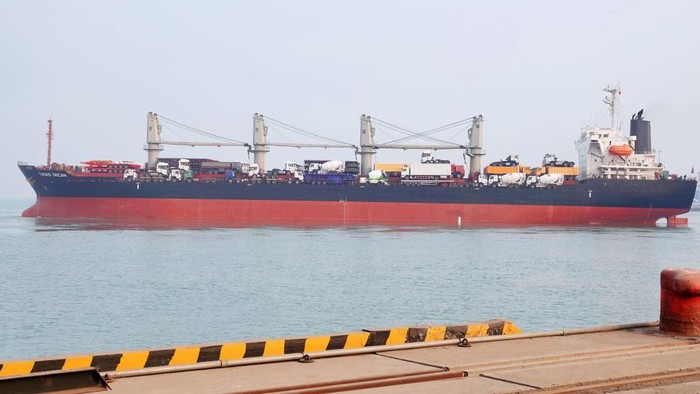 Potret Kapal Sino-Afrika 'Tanes Dream' Berlayar di Pelabuhan China