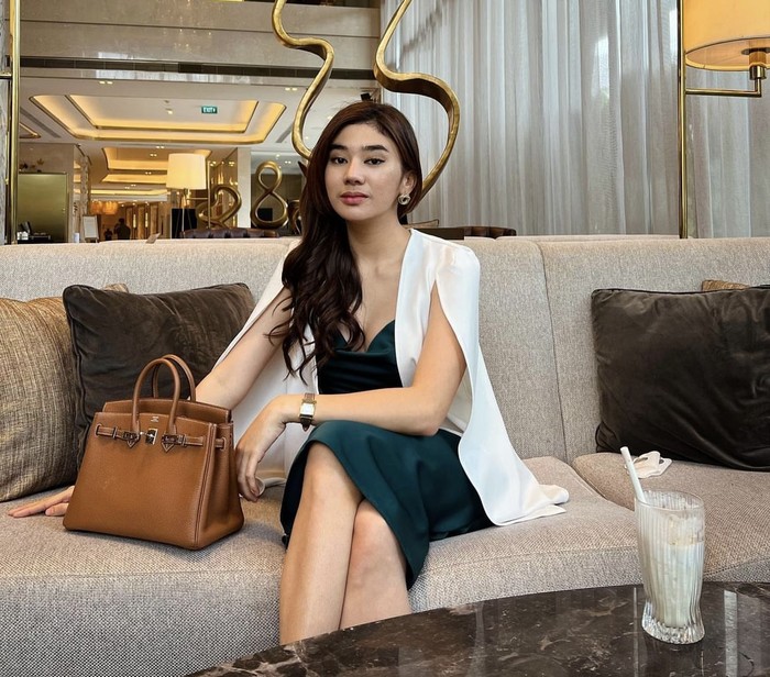 Gaya Berkelas Clara Shinta Saat Makan di Restoran Mewah