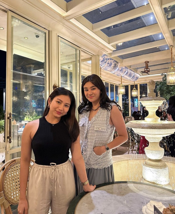 Gaya Berkelas Clara Shinta Saat Makan di Restoran Mewah