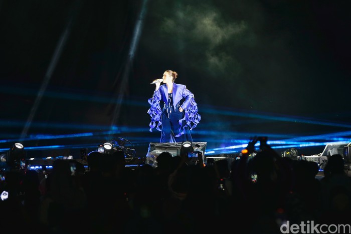 10 Potret Raisa di Panggung Konser Tunggal 'Raisa Live in Concert'
