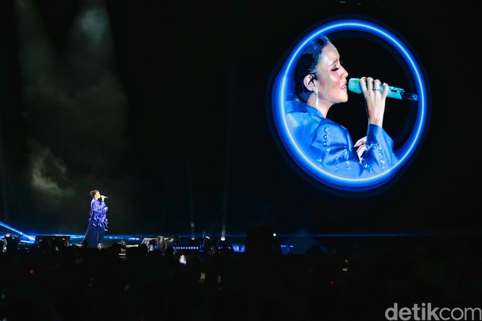 10 Potret Raisa di Panggung Konser Tunggal 'Raisa Live in Concert'