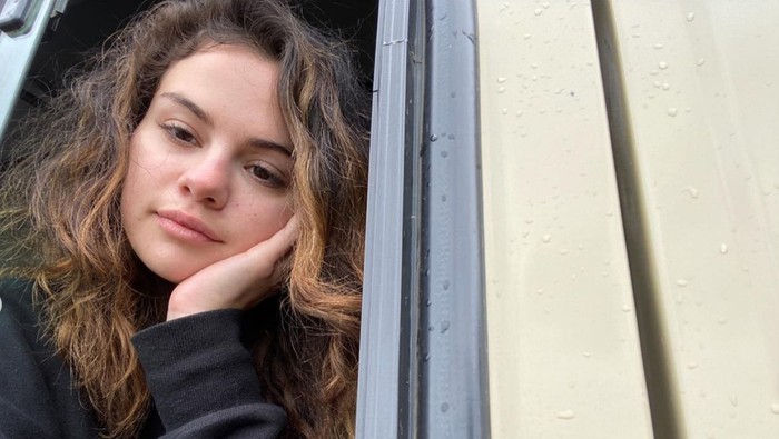 7 Potret Selena Gomez yang Tetap PD Meski BB Naik, Terapkan Body Positivity