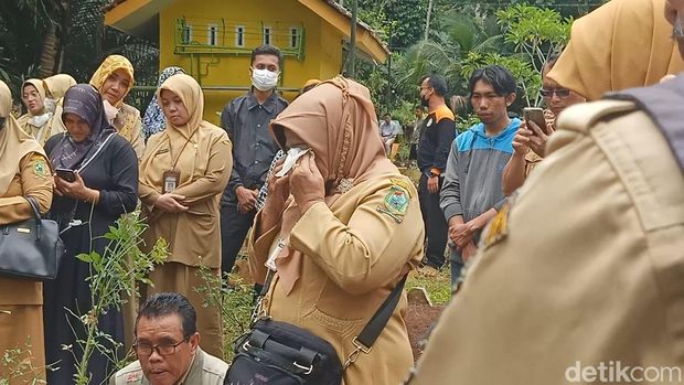 Isak Tangis Iringi Pemakaman Pendaki Unsoed Yang Tewas Di Gunung Slamet