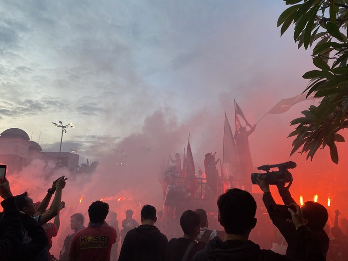 Massa Demo Tolak Perppu Ciptaker Bubarkan Diri dari Depan DPR Massa Demo Tolak Perppu Ciptaker Bubarkan Diri dari Depan DPR