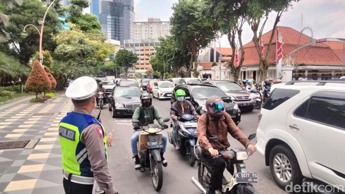 Buruh Demo di Grahadi, Lalin Gubernur Suryo Macet! Buruh Demo di Grahadi, Lalin Gubernur Suryo Macet!