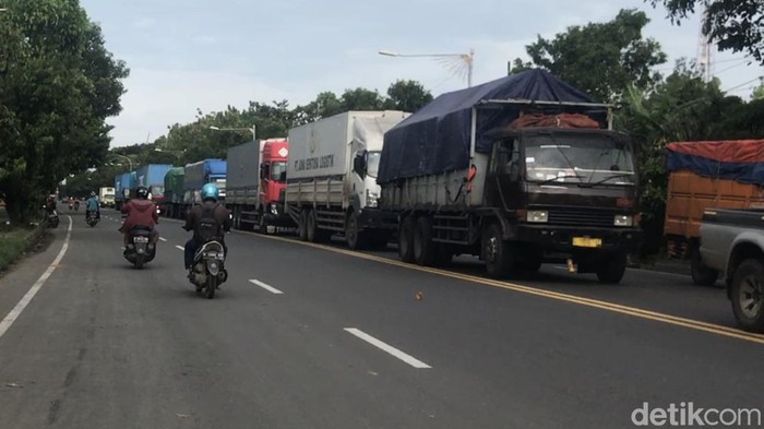 Potret Jalur Pantura Rembang Macet Parah