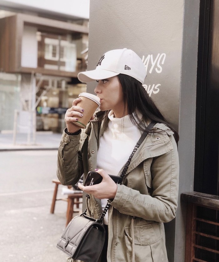 Medina Dina, Teman Dekat Gading Marten yang Hobi Ngopi Cantik