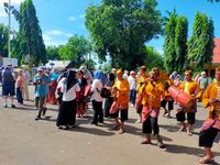 Kunjungi Sumenep, Wisatawan Asing Belajar Membuat Batik hingga Keris