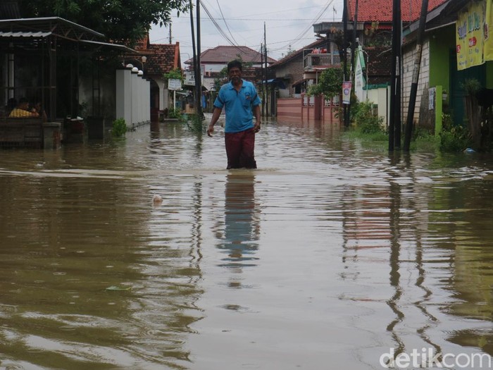 Banjir Pati Meluas! Jalan Alternatif Juwana-Jakenan Terendam 60 Cm Banjir Pati Meluas! Jalan Alternatif Juwana-Jakenan Terendam 60 Cm