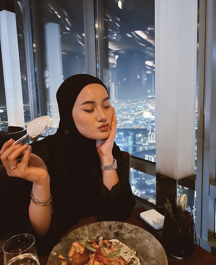 Romantisnya Dinda Hauw dan Rey Mbayang Saat Dinner dan Ngemil