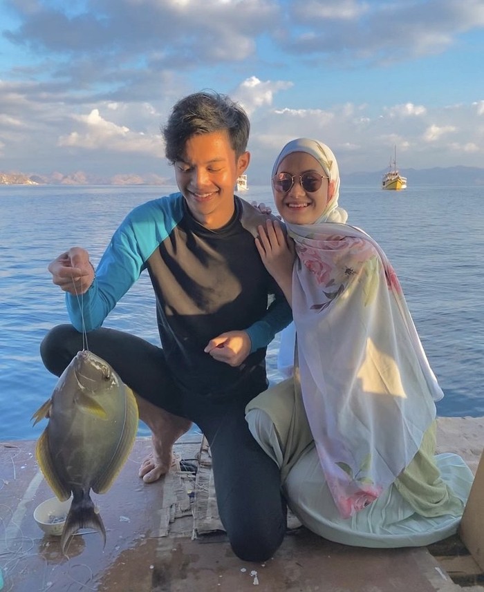 Romantisnya Dinda Hauw dan Rey Mbayang Saat Dinner dan Ngemil