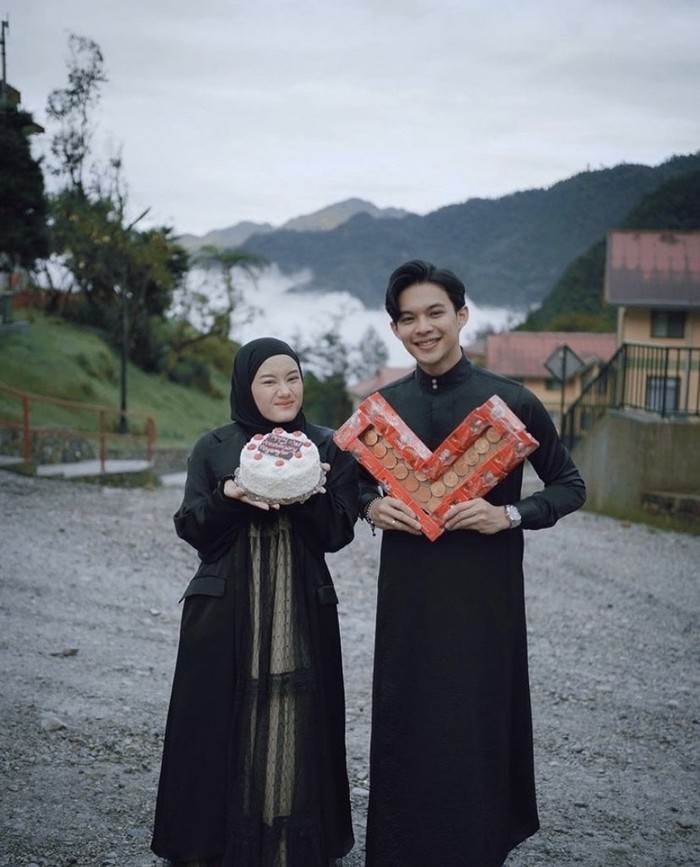 Romantisnya Dinda Hauw dan Rey Mbayang Saat Dinner dan Ngemil