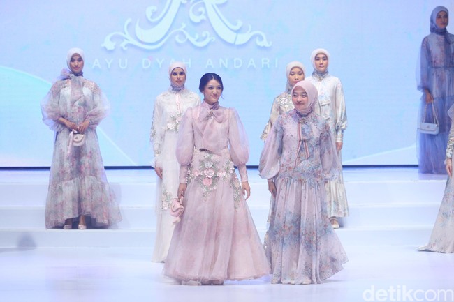 10 Gaun Detail Bunga 3 Dimensi Karya Ayu Dyah Andari, Cocok Buat Lebaran