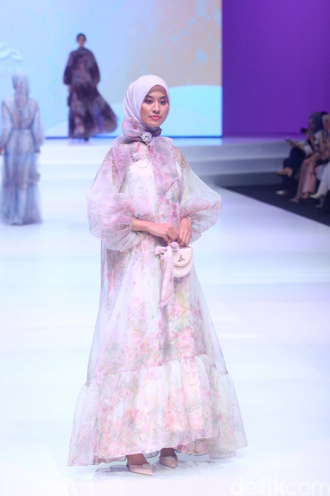 10 Gaun Detail Bunga 3 Dimensi Karya Ayu Dyah Andari, Cocok Buat Lebaran