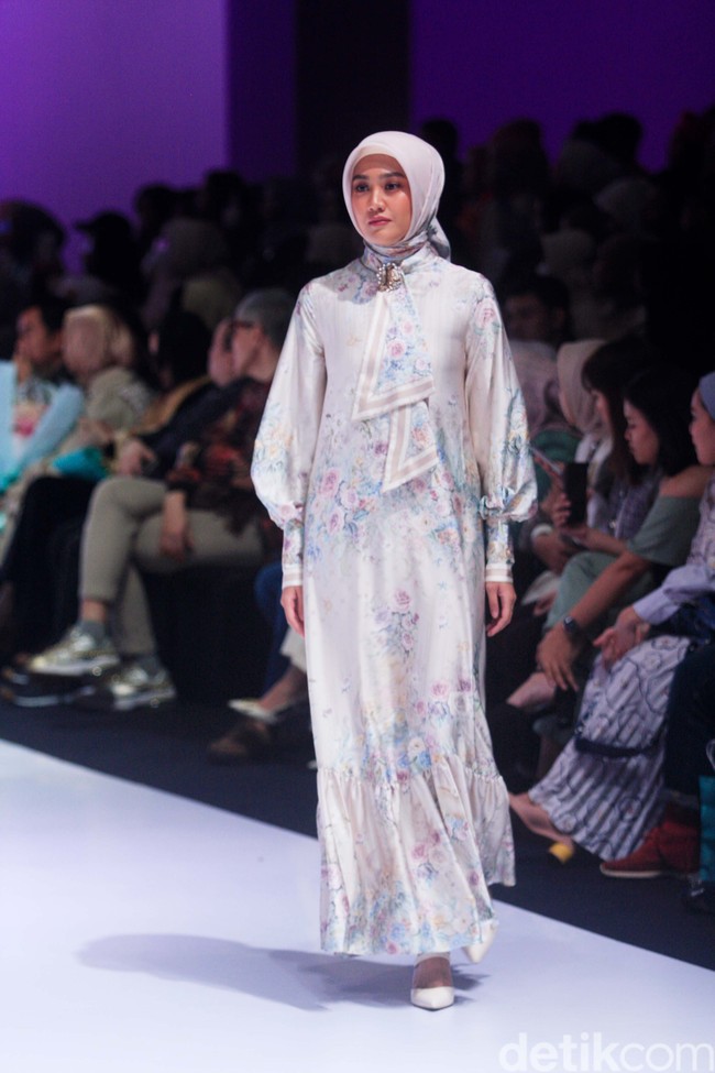 10 Gaun Detail Bunga 3 Dimensi Karya Ayu Dyah Andari, Cocok Buat Lebaran