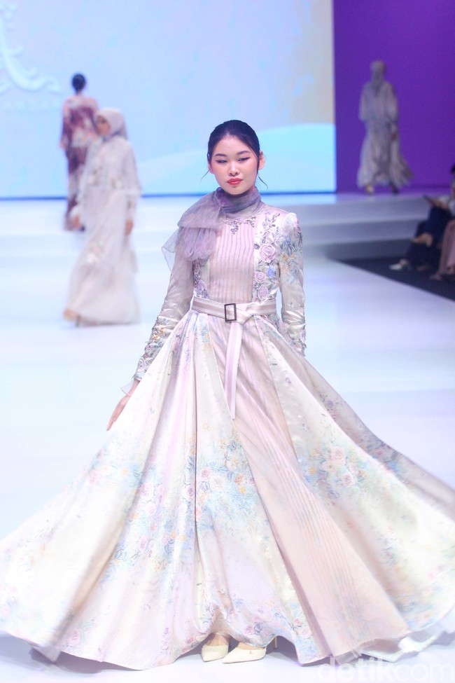 10 Gaun Detail Bunga 3 Dimensi Karya Ayu Dyah Andari, Cocok Buat Lebaran