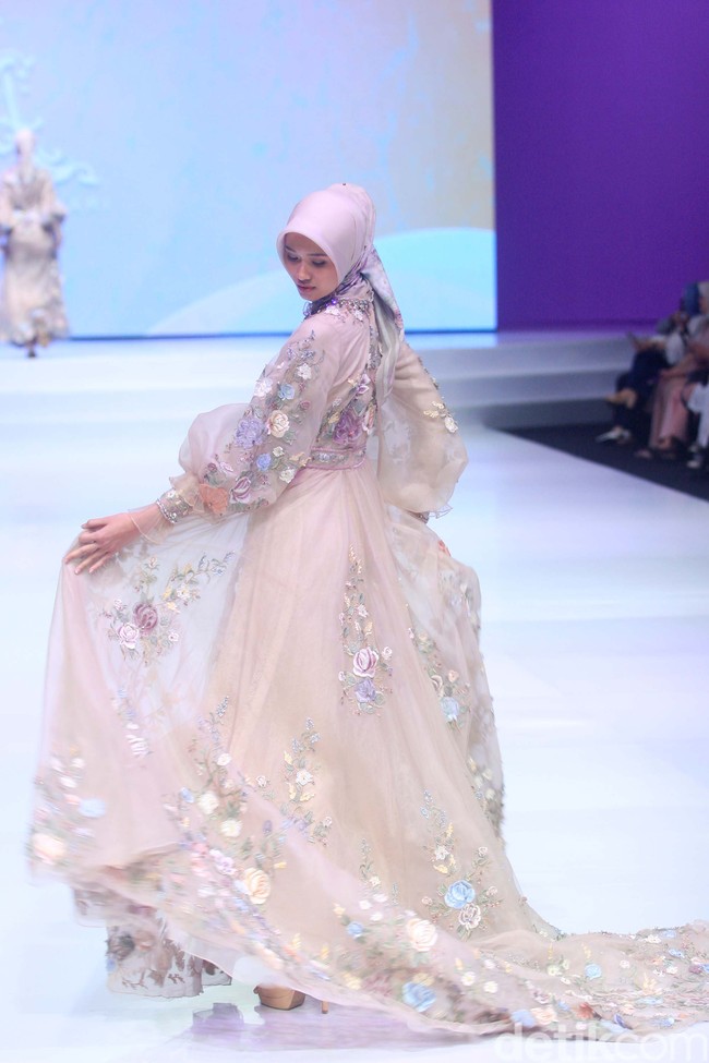 10 Gaun Detail Bunga 3 Dimensi Karya Ayu Dyah Andari, Cocok Buat Lebaran