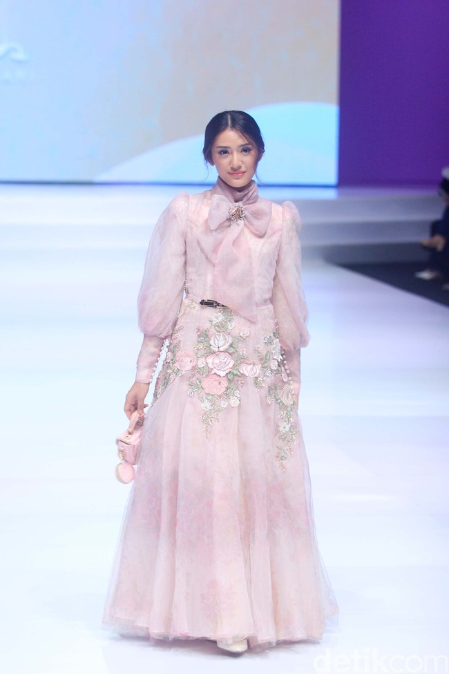 10 Gaun Detail Bunga 3 Dimensi Karya Ayu Dyah Andari, Cocok Buat Lebaran