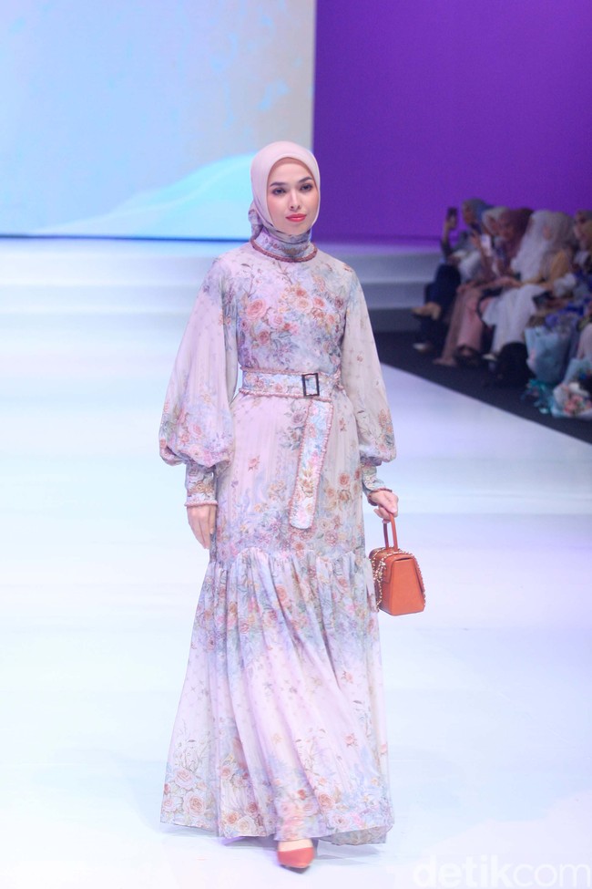 10 Gaun Detail Bunga 3 Dimensi Karya Ayu Dyah Andari, Cocok Buat Lebaran