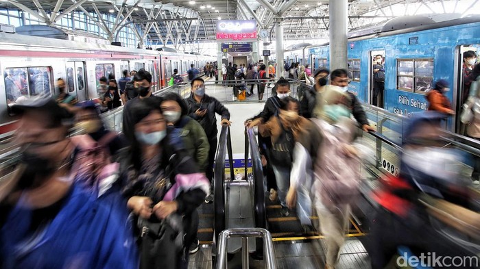 Berpacu dengan Ruang dan Waktu di Stasiun Tersibuk Indonesia Berpacu dengan Ruang dan Waktu di Stasiun Tersibuk Indonesia