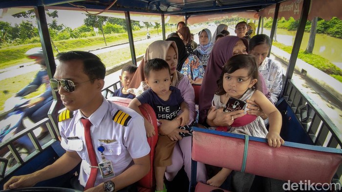 Cita-cita Kandas, Sopir Odong-odong Ini Necis Berseragam Pilot