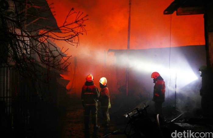 Kesaksian Warga soal Kebakaran Depo Plumpang: Petir, Bau Bensin, Api