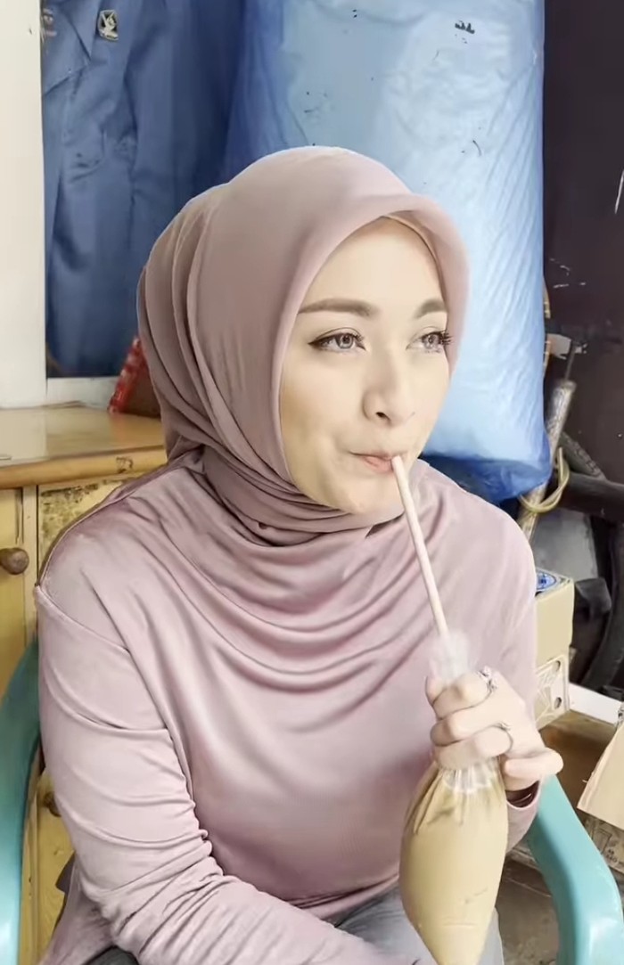 Pulang ke Rumah Sule, Natahalie Holscher Asyik Minum Es Cekek