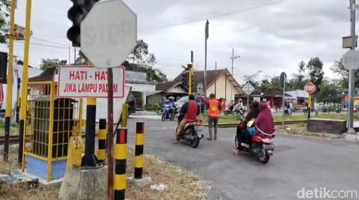 99% dari 39 EWS Milik Dishub Jatim di Perlintasan KA Kabupaten Blitar Rusak 99% dari 39 EWS Milik Dishub Jatim di Perlintasan KA Kabupaten Blitar Rusak