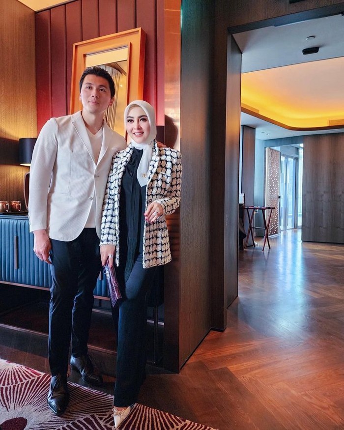 7 Potret Syahrini dan Reino Barack Rayakan Ultah ke-4 Pernikahan di ...