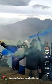 Sandiaga: Turis yang Nyalakan Bom Asap di Kawah Ijen Di-Blacklist di ...