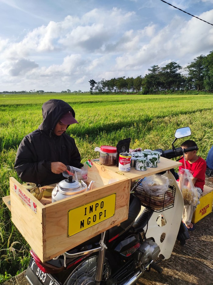 Sore Sederhana, Nongkrong di Pinggir Jalan Bersama Kopi Kaki Lima