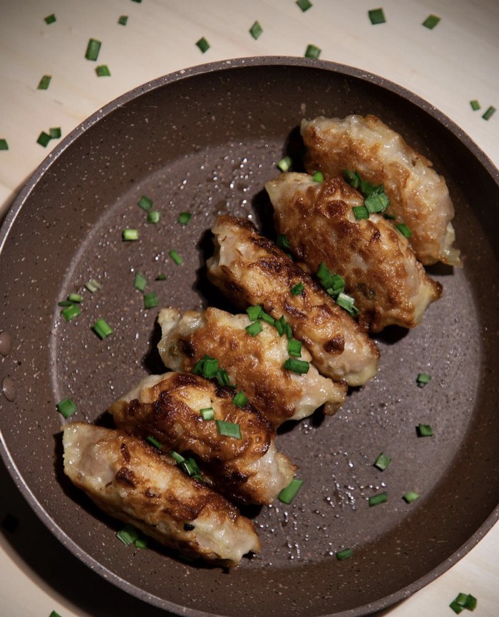 Mantul! 20 Kuotie Isi Ayam yang Gurih Ada di Sini