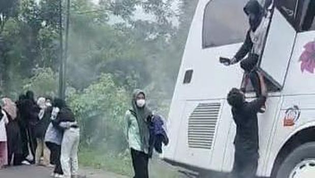 Musibah Rem Ngeblong Bus Rombongan Wisata Usai Turun dari Bromo Musibah Rem Ngeblong Bus Rombongan Wisata Usai Turun dari Bromo