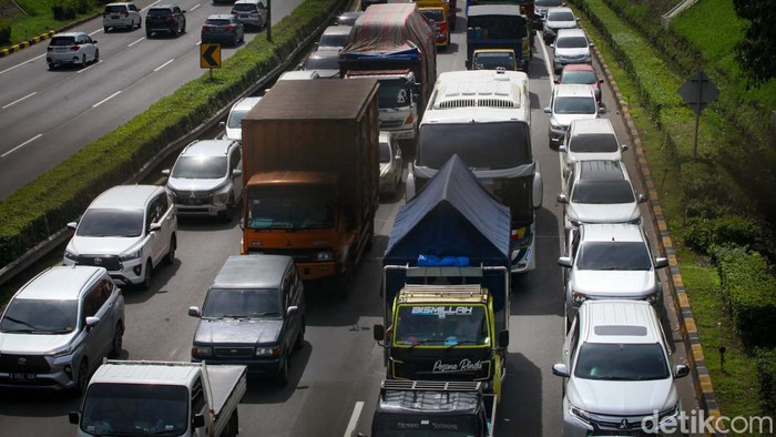 Macet Tol JORR Bikin Pengendara Nyalip dari Bahu Jalan