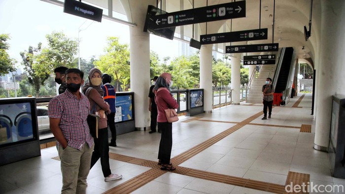 Melihat Suasana di Halte Dukuh Atas 1 yang Beroperasi Kembali