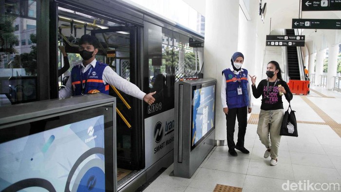 Melihat Suasana di Halte Dukuh Atas 1 yang Beroperasi Kembali