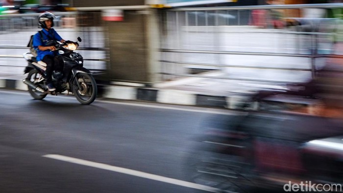 Ogah Memutar Jauh, Pemotor Lawan Arah di Blok A