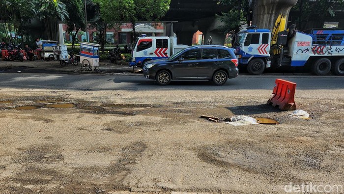 Awas! Jalan Berlubang di Persimpangan Tugu Dirgantara Pancoran Awas! Jalan Berlubang di Persimpangan Tugu Dirgantara Pancoran