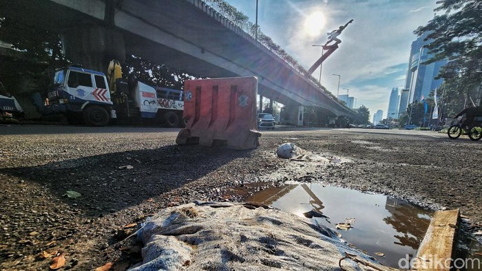 Awas! Jalan Berlubang di Persimpangan Tugu Dirgantara Pancoran Awas! Jalan Berlubang di Persimpangan Tugu Dirgantara Pancoran