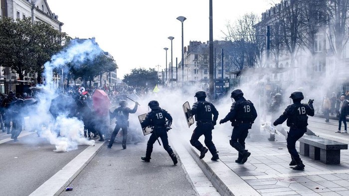 Demo Besar-besaran Bikin Prancis Kekurangan Minyak hingga Listrik Padam