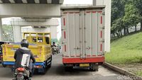 Ada Truk Gangguan, Lalin Jalan MT Haryono Cawang Depan BNN Macet