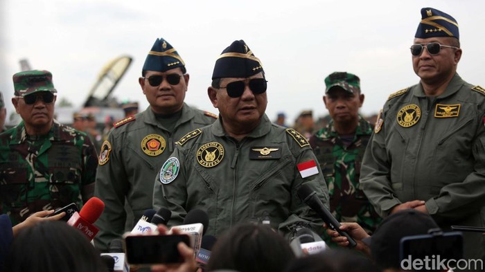 Pose Prabowo Dengan Brevet Wing Kehormatan Penerbang TNI AU