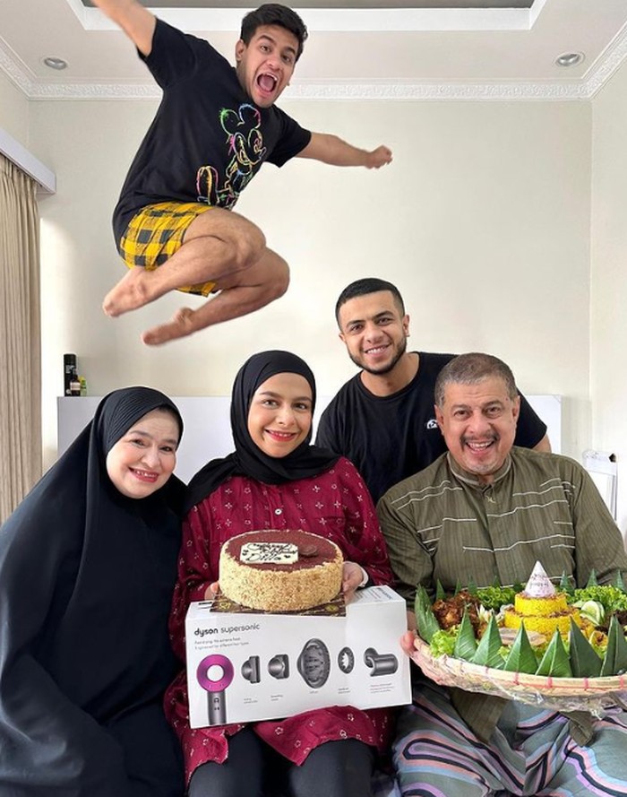 Serunya! Fadil Jaidi Tumpengan dan Sarapan di Paris Bareng Pak Muh