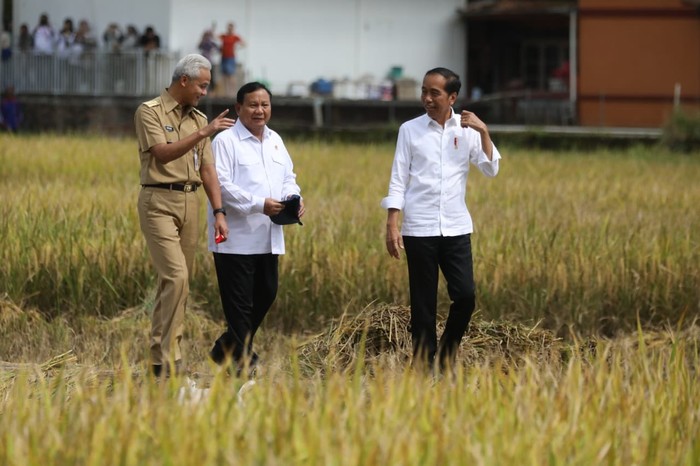 Potret Mesra Jokowi di Tengah Prabowo dan Ganjar Potret Mesra Jokowi di Tengah Prabowo dan Ganjar