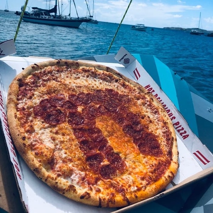 Gokil! Restoran Pizza Ini Letaknya di Tengah Lautan Kepulauan Karibia