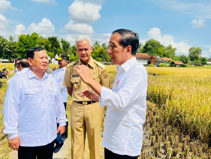 Potret Mesra Jokowi di Tengah Prabowo dan Ganjar Potret Mesra Jokowi di Tengah Prabowo dan Ganjar