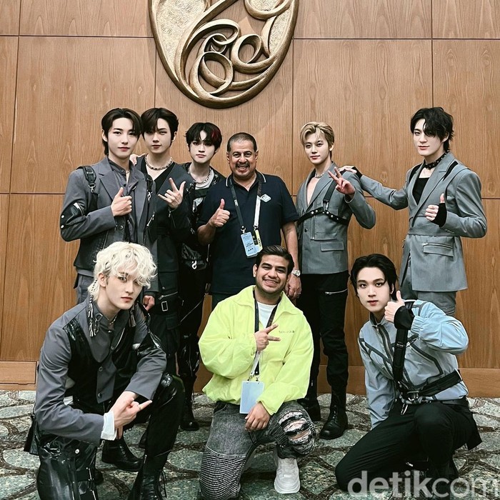 10 Potret Viral Pak Muh Ayah Fadil Jaidi 'Disalim' Member NCT Dream